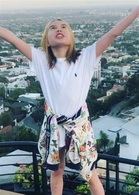 Lil Tay Pojkvän förmögenhet rökning tatuering ursprung längd 2023 Taddlr