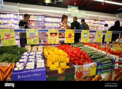 Supermarket lidl vegetables Fotos und Bildmaterial in hoher Auflösung Alamy