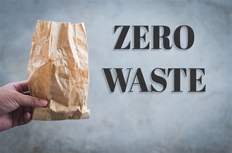 남자 손 은 제로 폐기물 단어와 함께 사용 된 종이 가방을 보유 0에 대한 스톡 사진 및 기타 이미지 0 가방 깨끗한 Istock