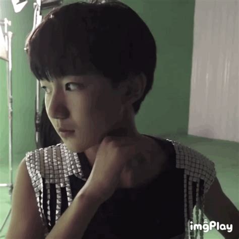 3月1日 10 40 关注 王源 王源动图 评论 收藏 动态图库网