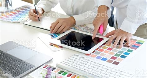 코워킹 스페이스에서 태블릿으로 작업하는 디자이너 동료 개념에 대한 스톡 사진 및 기타 이미지 개념 개념과 주제 기업 문화 Istock