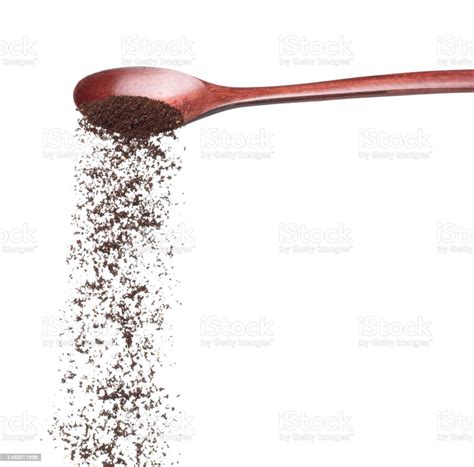 커피 가루가 나무 숟가락에 부어 커피 분쇄 플로트 폭발 추상 구름 파리 커피 먼지 가루가 공기 중에 튀는 것 흰색 배경 격리된