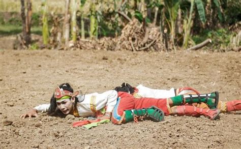 Kesenian Ebeg Meski Bisa Bikin Kesurupan Selalu Laris Diundang Hajatan