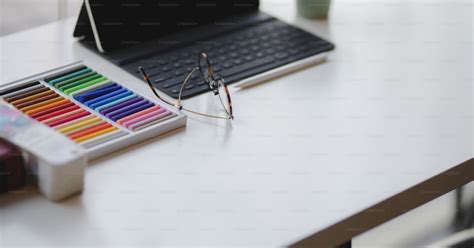 흰색 테이블 배경에 사무용품과 복사 공간이 있는 편안한 디자이너 작업 공간의 자른 샷 사진 Unsplash의 태국 이미지