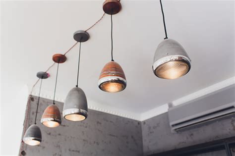 집 내부의 방 디자인 그늘에서 따뜻한 빛에 천장에 매달려 Led 램프와 현대 샹들리에 0명에 대한 스톡 사진 및 기타 이미지 0명 Led 조명 가정의 방 Istock