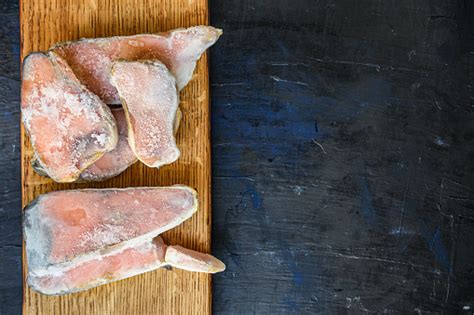 핑크 연어 냉동 생선 해산물 얼음 빠른 동결 메뉴 개념 서빙 크기 텍스트 유기농 건강 식단 페세타리안을 위한 식품 배경 상단 뷰 복사 공간 건강한 식생활에 대한 스톡 사진