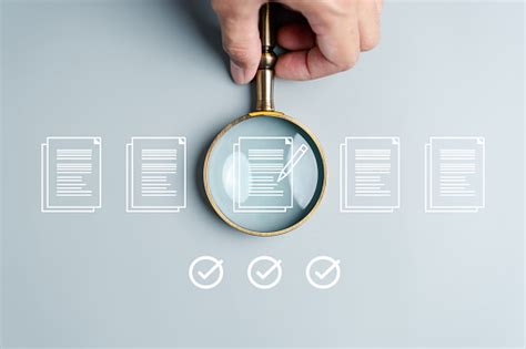 문서 관리 검사 시스템 온라인 문서 데이터베이스 및 프로세스 관리 파일 돋보기 확인 및 문서 폴더에 대한 초점 문서 기업