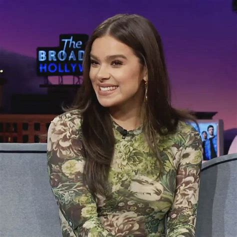 Hailee Steinfeld Scrolller