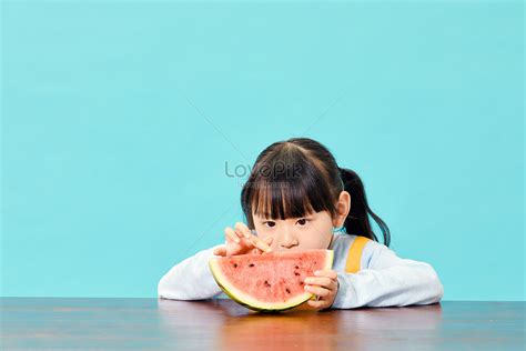 수박 먹는 어린 소녀 사진 무료 다운로드 Lovepik