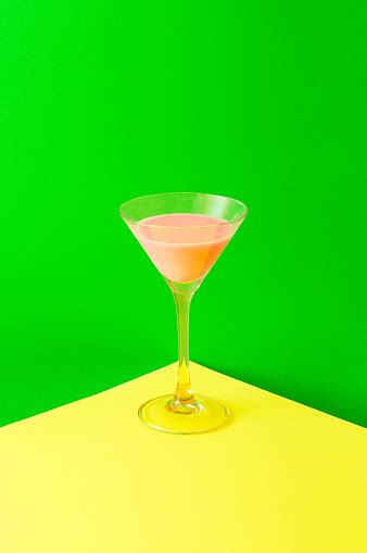 녹색 네온 배경에 분홍색 네온 음료로 가득 찬 노란색 모서리에 서있는 유리 생생한 색상으로 파티 미니멀 한 개념 녹색에 대한 스톡 사진 및 기타 이미지 Istock