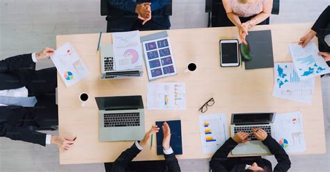 사무실의 상위 뷰에서 촬영한 비즈니스 사람들 그룹 회의 직업 사업가 사업가 및 사무실 노동자는 회의 테이블에 프로젝트 계획 문서를 가지고 팀 회의에서 일하고 있습니다