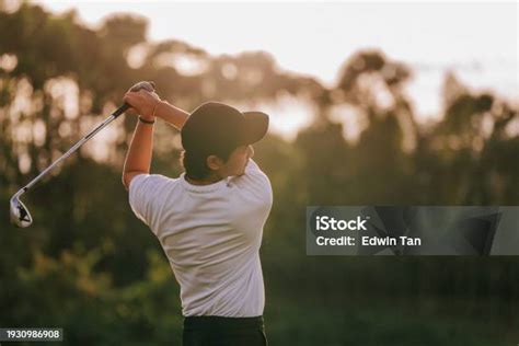 주말 아침 골프 코스에서 골프를 치는 아시아계 중국인 골퍼 골프에 대한 스톡 사진 및 기타 이미지 골프 골프 선수 골프