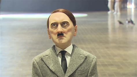 [주말and문화] 무릎 꿇은 히틀러 운석 맞은 교황…‘미술계 이단아 카텔란의 풍자 예술 [주말and문화] 무릎 꿇은 히틀러 운석 맞은 교황…‘미술계 이단아 카텔란의 풍자