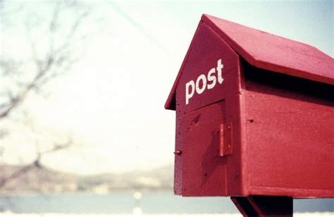 하루에 시 한 편 우울한 샹송 이수익 우체국에 가면 잃어버린 사랑을 찾을 수 있을까 그 곳에서 발견한 내 사랑의 풀잎되어 젖어 있는 비애를 지금은 혼미하여 내가