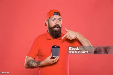 로스팅된 스페셜티 커피 카페 바리스타가 커피잔을 들고 있다 갈 커피 카페 물건 빨간 유니폼과 모자 서빙 음료 고품질의 커피를 즐기십시오 카푸치노 에스프레소 메뉴 맛있다