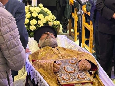 ΠΑΠΑ ΤΣΑΚΑΛΟΣ ΚΗΔΕΙΑ ΜΕ ΔΑΚΡΥΑ ΕΚΚΛΗΣΙΑ ΚΑΙ ΛΑΟΣ ΣΤΟ ΚΑΜΑΤΕΡΟ ΦΩΤΟ