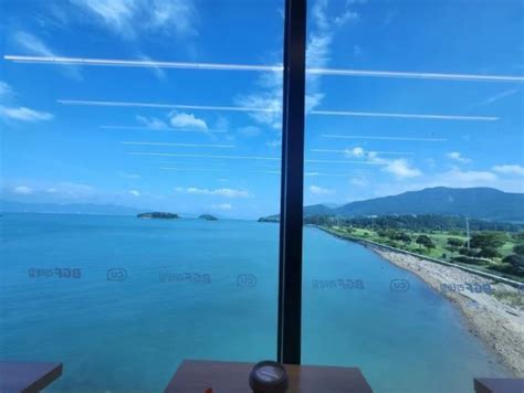 어디 전망 좋은 카페에서 보는 뷰 느낌이 나는 이곳은