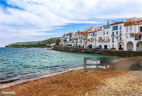 Cadaques 카탈로니아 스페인 가까운 바르셀로나의 바다 풍경입니다 좋은 비치와 베이 맑고 푸른 물 아름 다운 오래 된 도시 살바도르 달리 랜드마크와 코스타 Brava에서