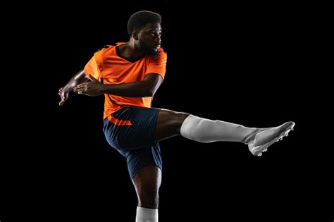 검은 색 배경에 고립 된 재생 아프리카 계 미국인 축구 선수 스포츠의 개념 20 24세에 대한 스톡 사진 및 기타 이미지 20 24세 Championship 개념