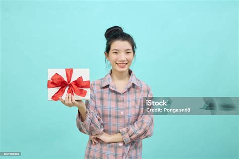 선물 상자를 들고 카메라를 보고 예쁜 웃는 여자의 초상화 18 19세에 대한 스톡 사진 및 기타 이미지 18 19세 20 29세 공휴일 Istock