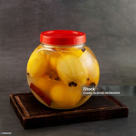 회색 배경에 항아리에 담긴 전체 소금에 절인 레몬 수제 발효 식품 컨트리 레몬 모로코 요리 보존 식품 건강한 식생활에 대한 스톡