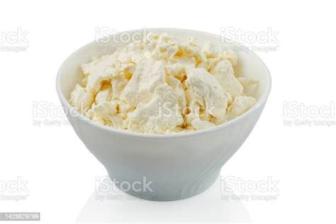 고립 된 흰색 배경에 흰색 그릇에 집에서 만든 코티지 치즈 코타지 치즈에 대한 스톡 사진 및 기타 이미지 코타지 치즈 0명 건강한 식생활 Istock