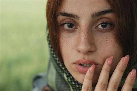 강렬한 시선 개인적인 고요한 녹색 배경 눈맞춤 디테일 매력 명상 적 미묘한 표현 부드러운 빛 섬세한 소프트