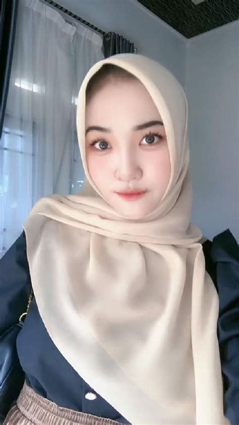 Pin di Quick Saves di 2024 | Wanita berlekuk, Gaya hijab, Wanita