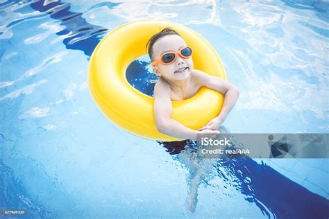 전통적인 여름 이벤트입니다 및 수영장 활동 행복함 어린이를 데이터풀 2 3 살에 대한 스톡 사진 및 기타 이미지 2 3 살