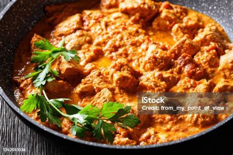 머그 마카니 양념토마토에 탄두리 치킨 카레 버터와 크림 소스가 나무 테이블에 팬 인도 요리 위에서 수평 보기 닭고기에 대한 스톡 사진 및 기타 이미지 Istock