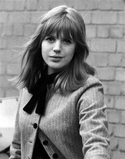 50 Rare And Beautiful Black And White Portraits Of Marianne Faithfull