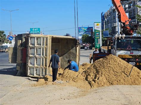 រថយន្តបែនដឹកខ្សាច់បើកជាន់លូផុងក្រឡាប់ផ្ងារជេីង សារព័ត៌មាន នគរវត្ត