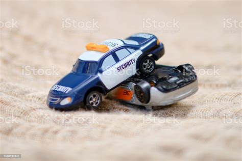 어린이 방 바닥에 장난감 경찰차 근접 사고 비문 보안 보육원이있는 두 대의 장난감 자동차 충돌 0명에 대한 스톡 사진 및 기타 이미지 Istock