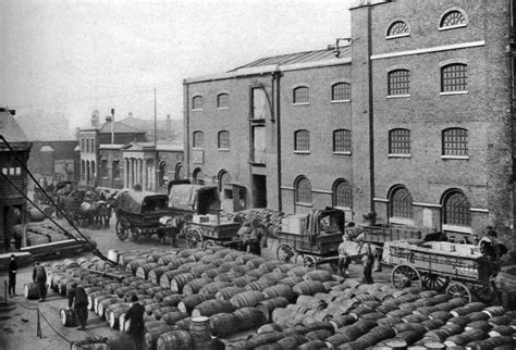 Incredible Pictures Show Canary Wharf Before It Was Filled With