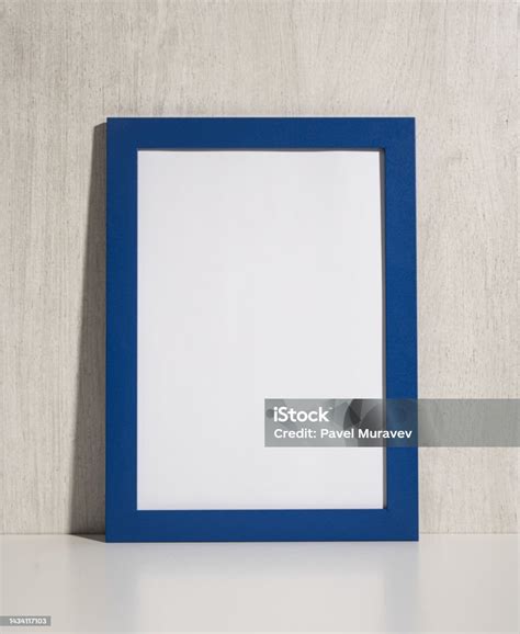 베이지 색 벽에 수직 사진 프레임 모형 흰색 벽 배경에 빈 졸업장 프레임 액자 모형 흰색 벽 배경에 빈 졸업장 프레임 크기 A3