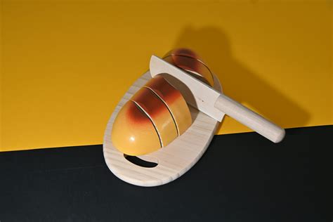 노란색과 검은색 표면에 있는 흰색과 주황색 물체 사진 Unsplash의 무료 장난감 이미지