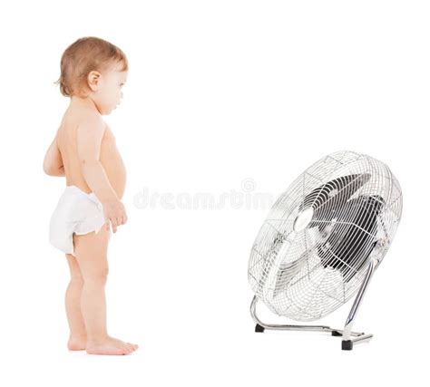 Netter Kleiner Junge Der Mit Großem Ventilator Spielt Stockbild Bild