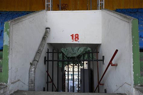 Төв цэнгэлдэх хүрээлэнгийн гадна дотор талбайг засварлаж байна