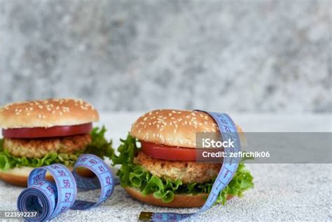 큰 햄버거와 콘크리트 배경에 센티미터 큰 칼로리 피트 니스 고기에 대한 스톡 사진 및 기타 이미지 고기 구이 굽기 Istock