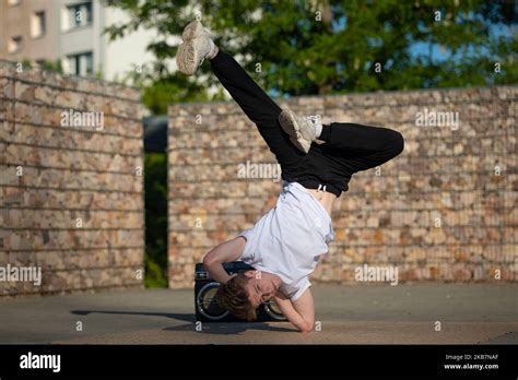 Breakdance Dancera Boy In Breakdance Position A Dancer In A Difficult