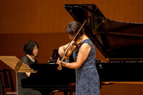 클래식 콘서트에서 바이올린과 피아노를 연주하는 뮤지션 2명에 대한 스톡 사진 및 기타 이미지 2명 50 54세 60 64세 Istock