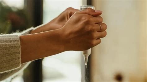 Як видалити з одягу плями від суперклею Spiker Club