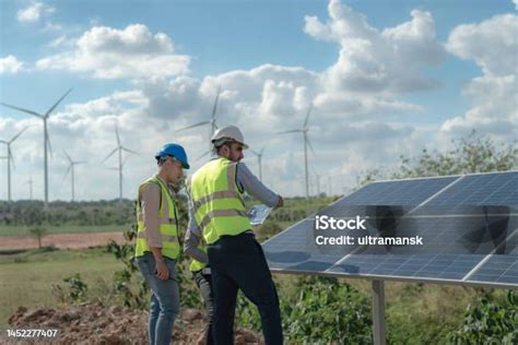 엔지니어 는 전자 장치로 태양 전지 패널 또는 태양광 전지의 건설을 검사합니다 녹색 전력의 산업 재생 에너지 타워 지붕에서