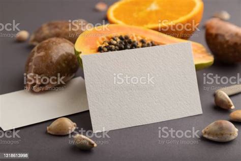 잘 익은 컷 파파야 오렌지 회색 파스텔 파스텔 배경에 조개 흰색 종이 명함 측면 보기 복사 공간 열대 건강한 음식 휴가 휴일 개념 감귤류 과일에 대한 스톡 사진 및 기타