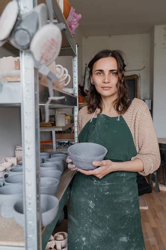 그녀가 그녀의 스튜디오에서 만든 접시를 들고 여성 세라미스트 25 29세에 대한 스톡 사진 및 기타 이미지 25 29세 공예 공예 제품 Istock