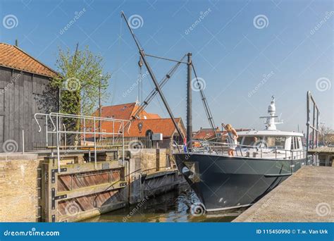 Jacht Met Vrouw Die Sluis In Historisch Nederlands Dorp Workum Overgaan Redactionele Afbeelding