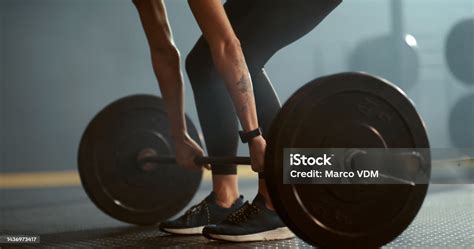 피트니스 바벨 및 역도 체육관에서 근력 근육 및 보디 빌딩을위한 스포츠 동기 부여 무거운 훈련 운동 및 경쟁 스포츠에서 웨이트로