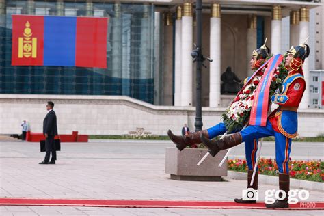 Жанжин Д Сүхбаатарын хөшөөнд цэцэг өргөж Их эзэн Чингис хааны хөшөөнд хүндэтгэл үзүүллээ