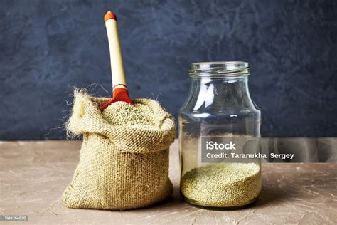 나무 숟가락이있는 퀴노아 시리얼은 캔버스 백과 테이블 위의 유리 병에 채워져 있습니다 밀가루에 대한 스톡 사진 및 기타 이미지 밀가루 퀴노아 Farro Istock