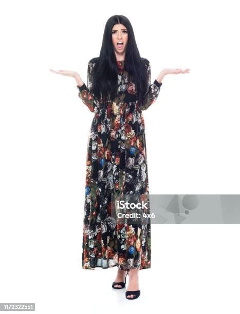 2029세 성인 미모의 젊은 여성 여성 앞에 서 있는 흰색 배경 의 앞에 서 있는 전체 길이 정면 20 29세에 대한 스톡 사진 및 기타 이미지 Istock